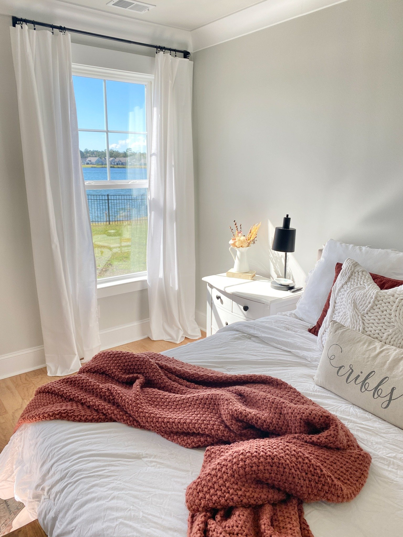 Easy and inexpensive tablecloth curtains - Cribbs Style