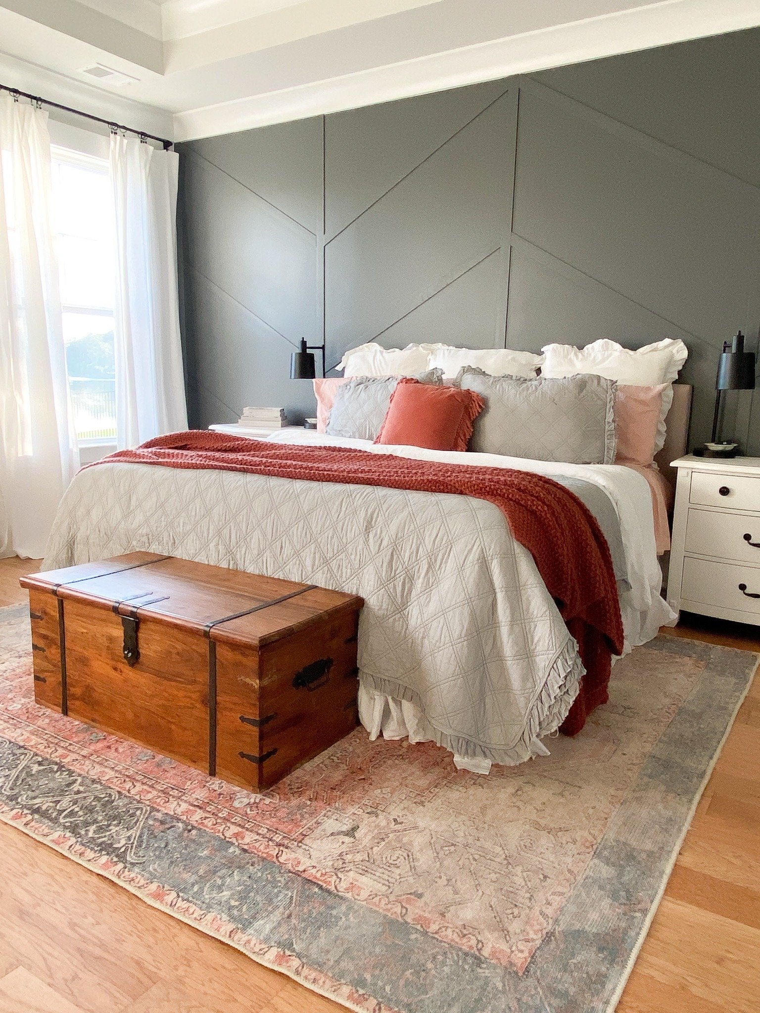 How to create a dramatic monochromatic media room with Romabio Interior ...