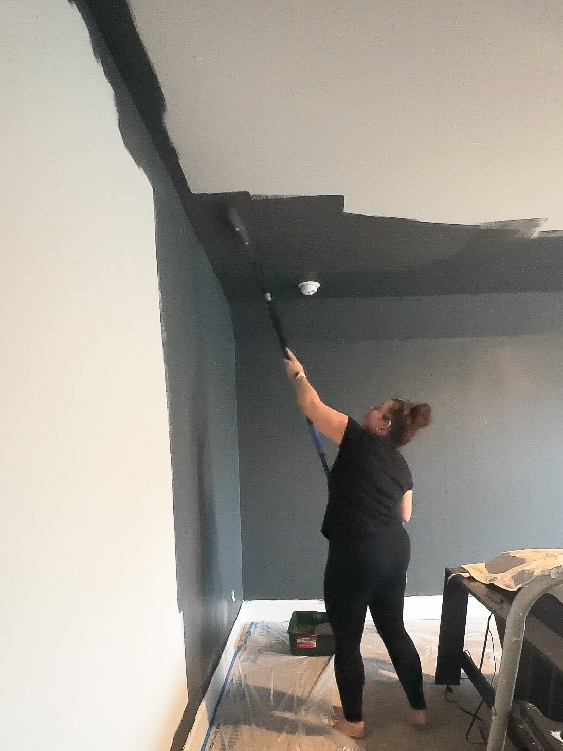 How to create a dramatic monochromatic media room with Romabio Interior ...
