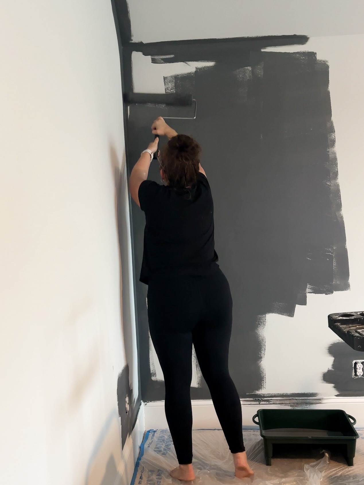 How to create a dramatic monochromatic media room with Romabio Interior ...
